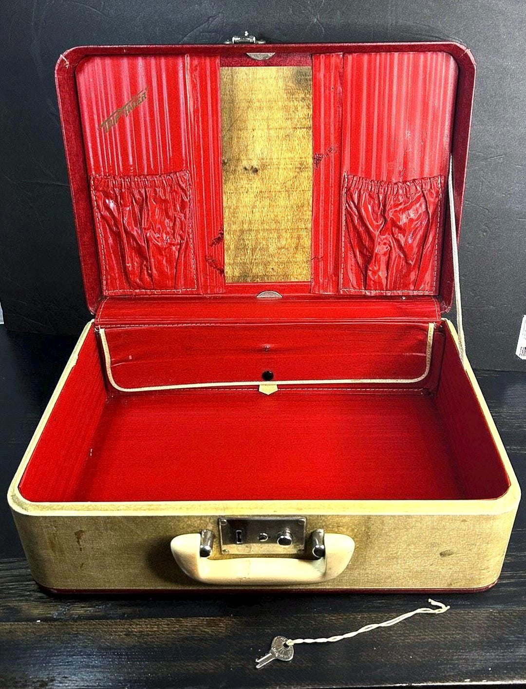 Vintage 1950s Red Train Case With Bakelite Handle, Hard Shell Makeup ...