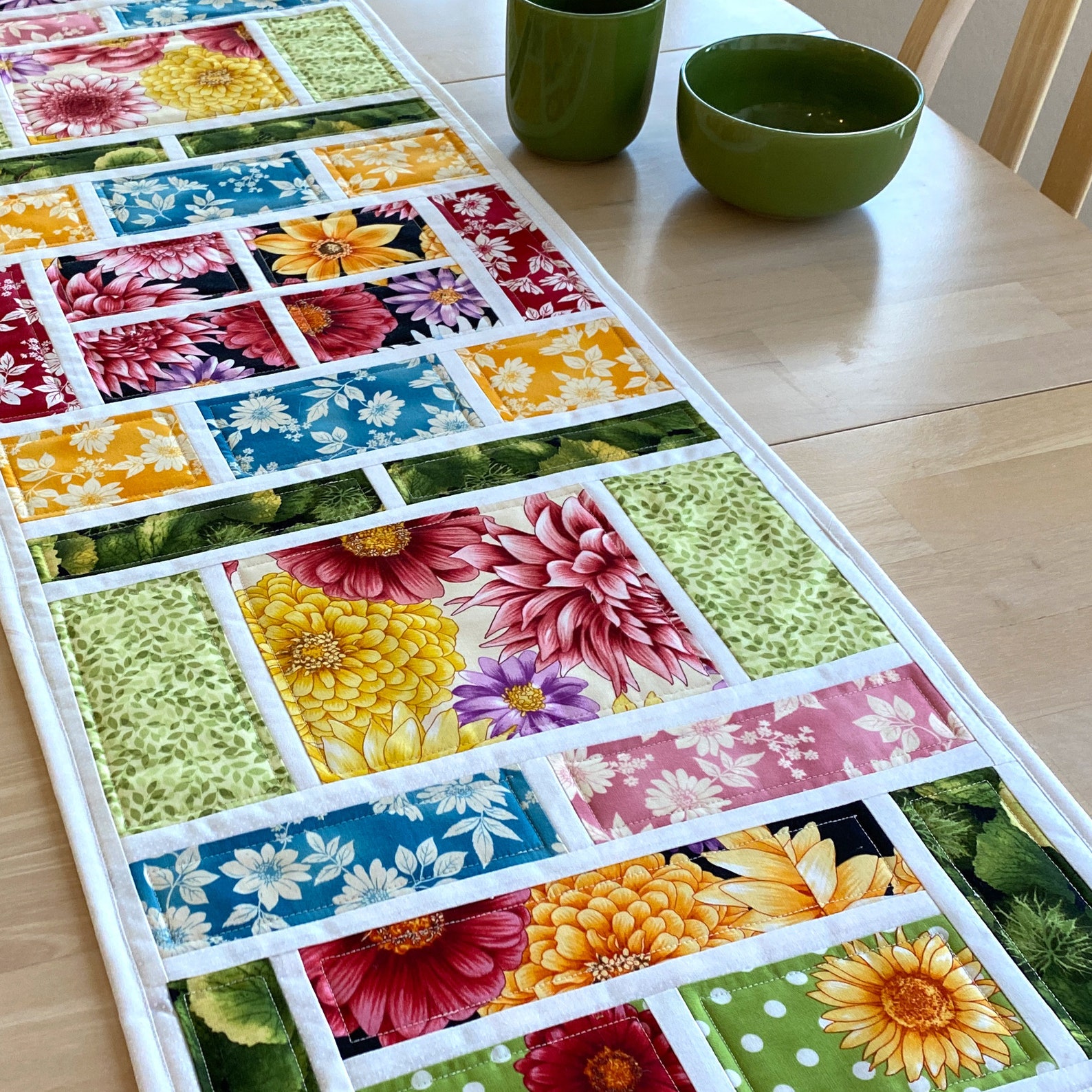 Picture Windows Quilted Table Runner Pattern - Tulip Square Pattern ...
