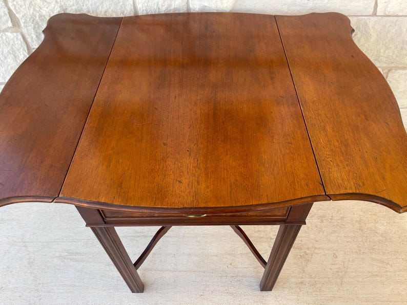 Hekman Drop Leaf Side Table: Pre-antique Chippendale Style Mahogany ...
