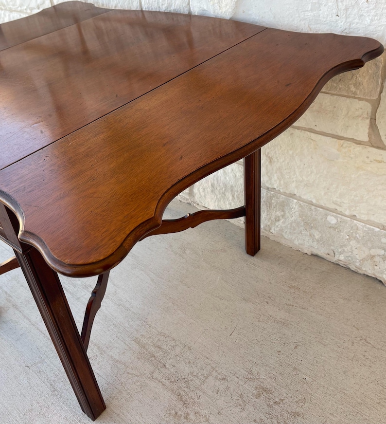 Hekman Drop Leaf Side Table: Pre-antique Chippendale Style Mahogany ...