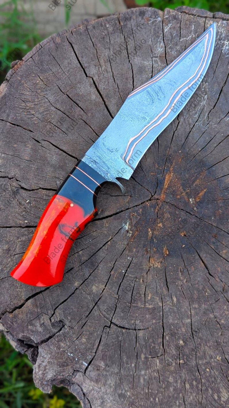 Handmade Damascus Hunting Knife | San Mai Cumai Blade, Red Resin Handle ...