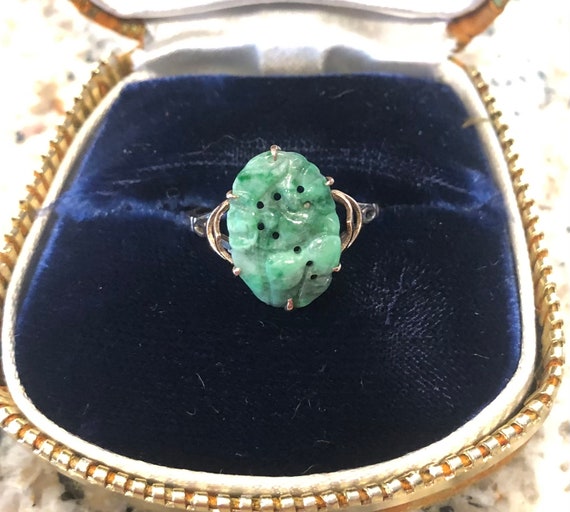 Victorian gold and carved Chinese jade ring - Gem