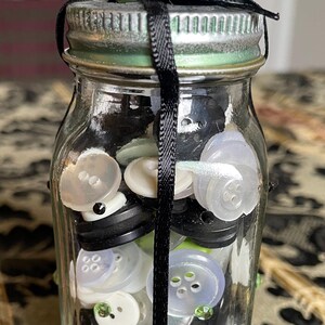 Buttons in a Jar-o Mixed Button Lot Black, White, Clear and Green 3 Oz ...