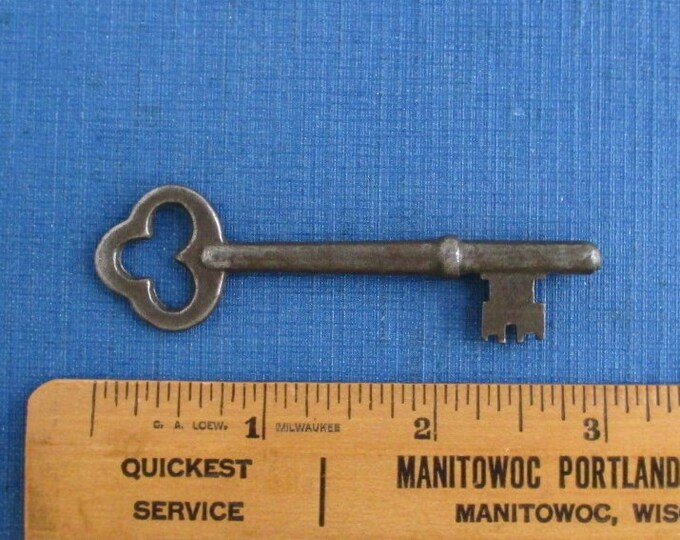 Vintage Skeleton Key W/ Clover Shape Antique Key W/ Attractive Top Bow ...