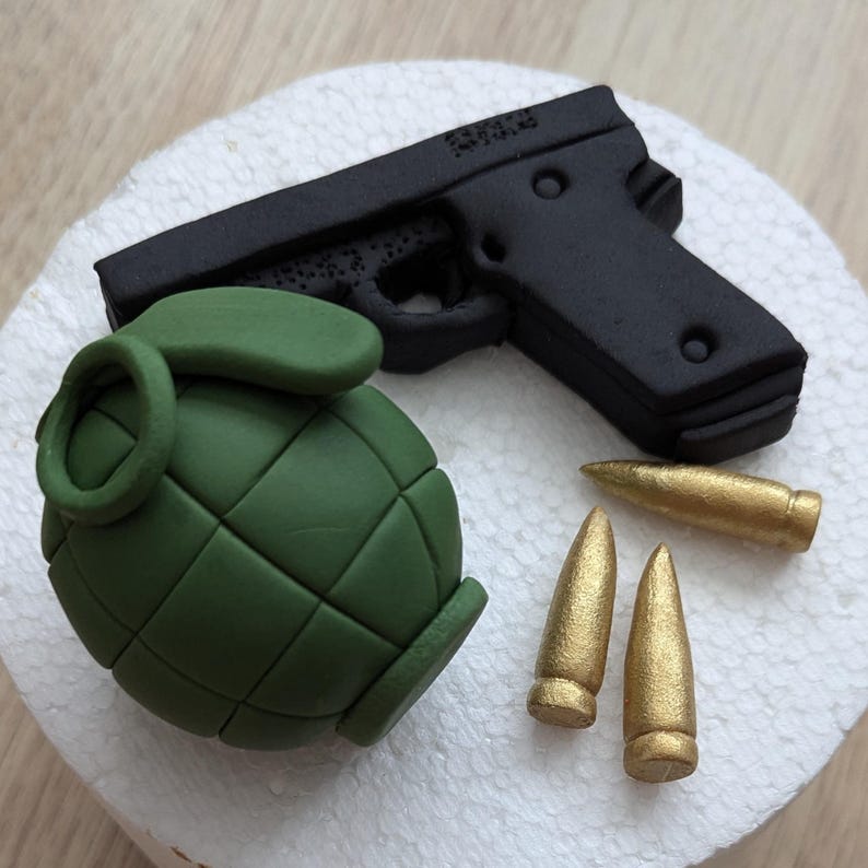 Weapon Cake Toppers Set. Edible Handgun, Grenade & Bullets for Military ...