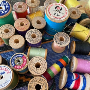 40 Vintage WOODEN Thread SPOOLS W Thread Sewing Vintage Antique Wood ...