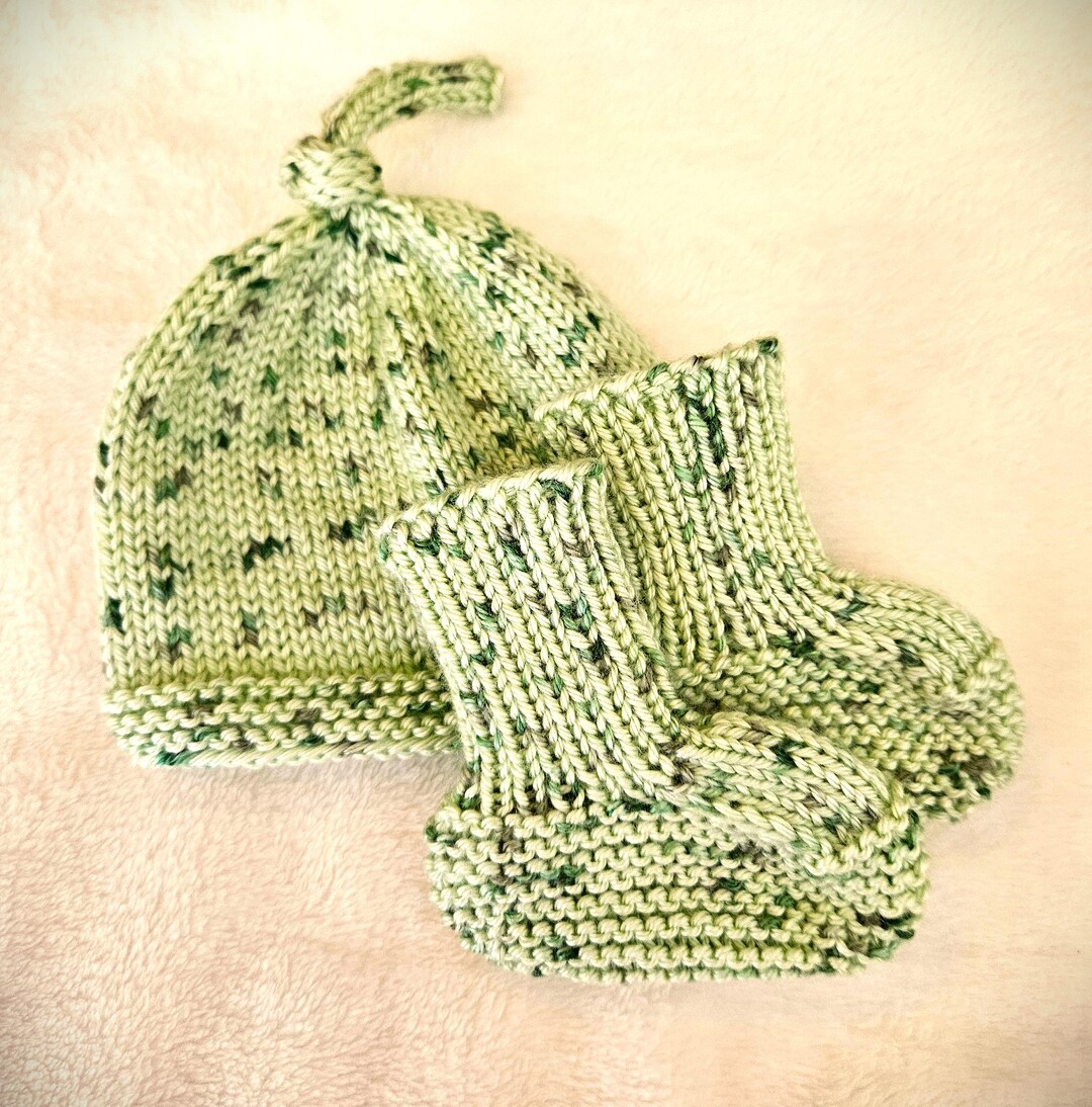 Peppermint Fleck Christmas NB Knit Hat & Bootie Set - Etsy