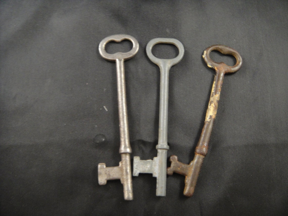 Skeleton Keys Set of Three - Etsy