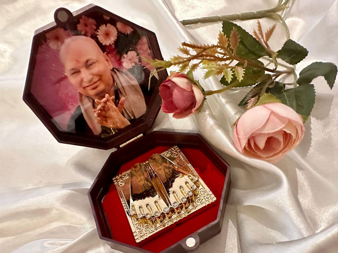 Jai Guruji Charan Paduka Gift Box: Guruji Swaroop, Blessings Always ...