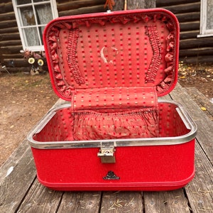 Vintage Mod Red Train Case 1960's Travelgard Train Vase Tray and Mirror ...