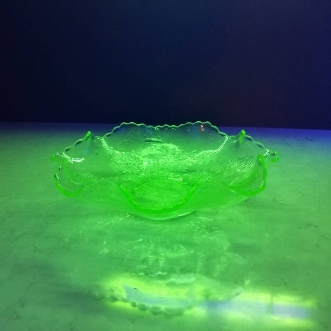 Beautiful Uranium Glass Ruffle Bowl - Etsy
