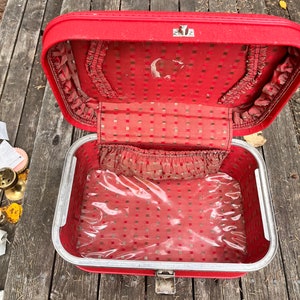Vintage Mod Red Train Case 1960's Travelgard Train Vase Tray and Mirror ...