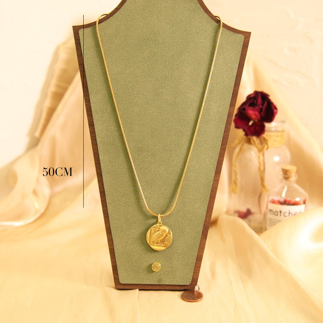 Collier à pendentif pièce de monnaie Athéna et hibou - Le luxe doux et ...