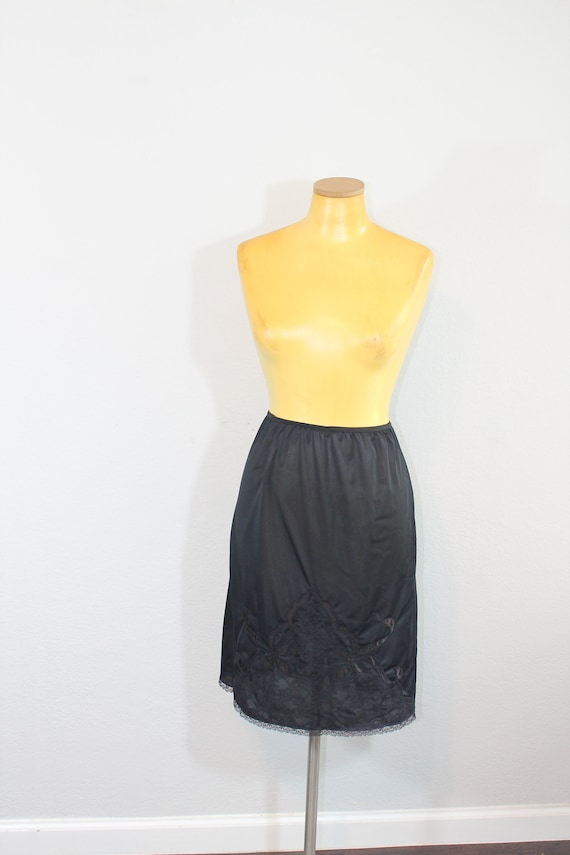 60S HALF SLIP SMALL VENUSFORM VINTAGE LINGERIE RED NY… - Gem