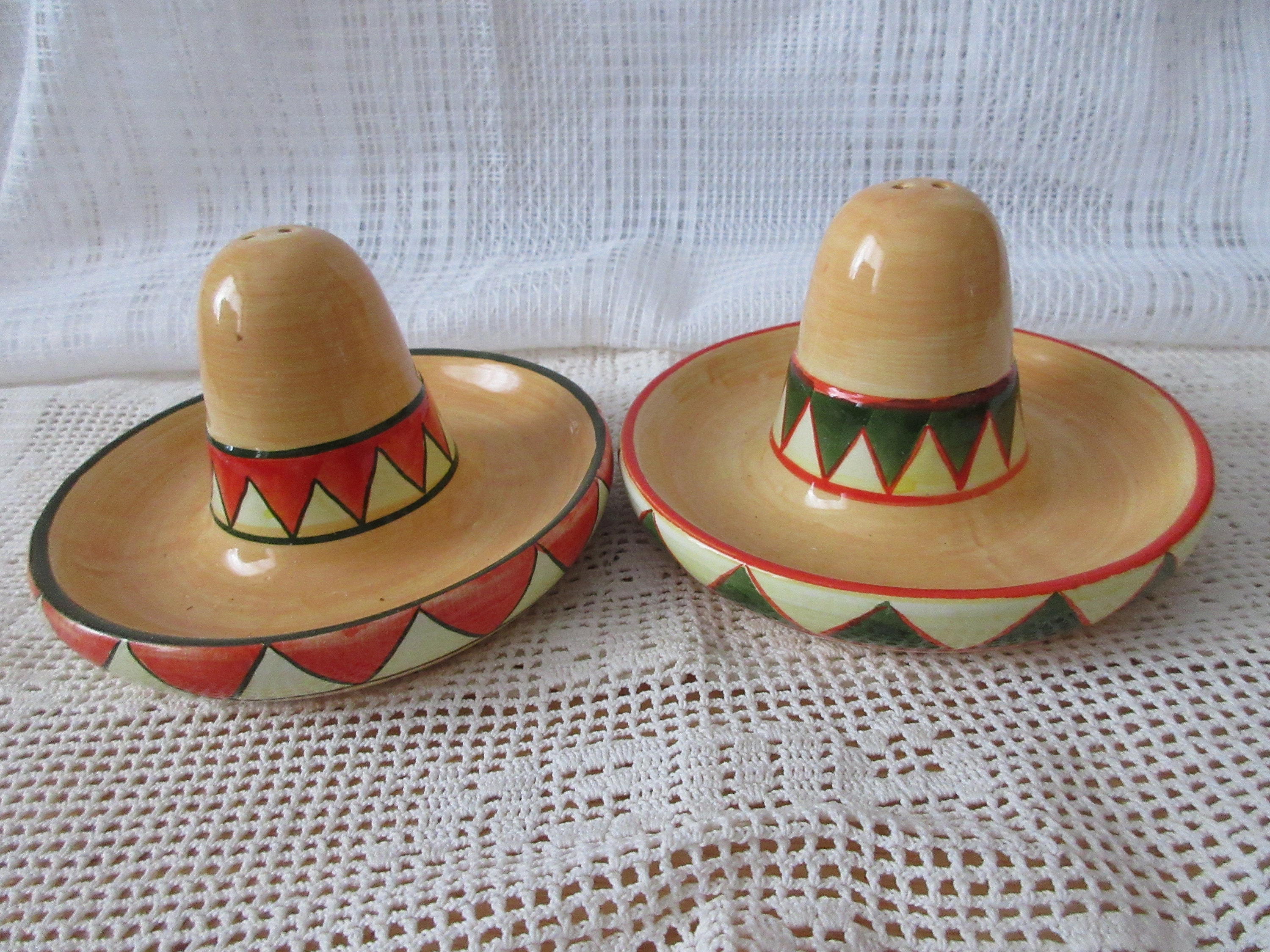 Sombrero Salt and Pepper Shakers - vintage, collectible, Mexican hats