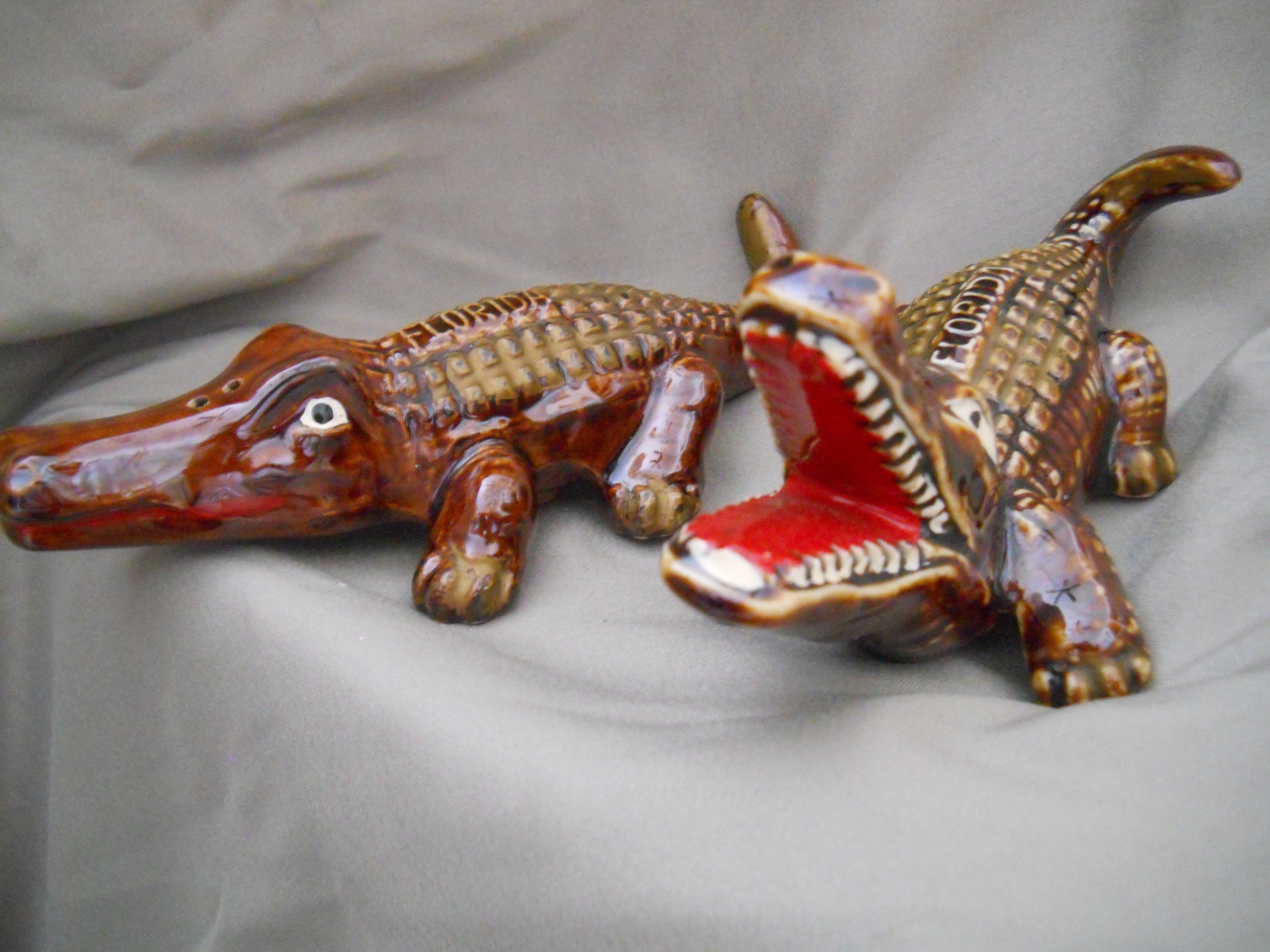 Alligator Salt and Pepper Shakers - vintage, Collectible, souvenir