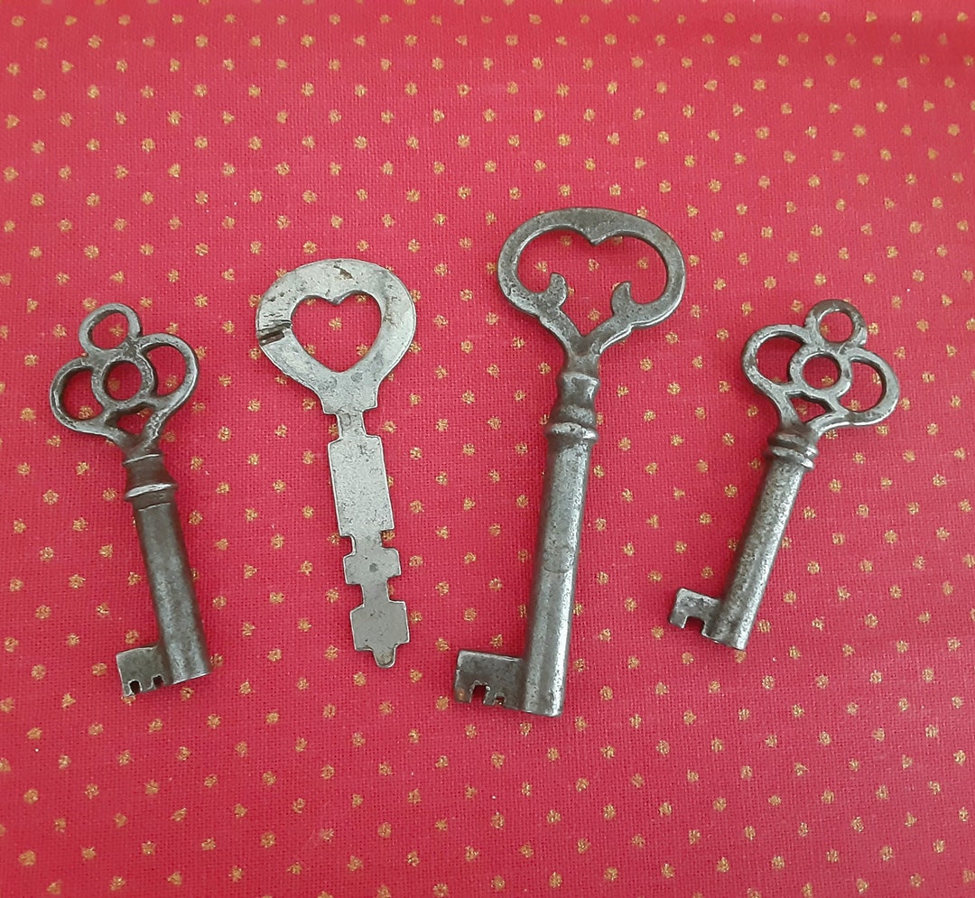 Valentine Skeleton Keys With Heart Shape Designs, DIY Creative Ideas ...