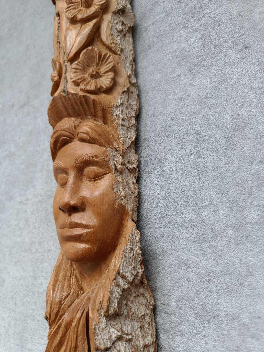 Schöne hölzerne Waldfrau mit Blumen, Holz Geist Gesicht schnitzende ...