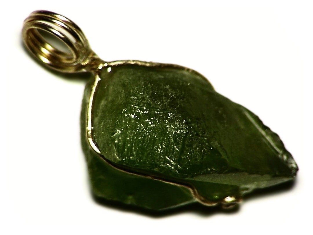 Raw Sphene Crystal Pendant (18 Ct) Chrome Sphene in 14k Yellow Gold ...