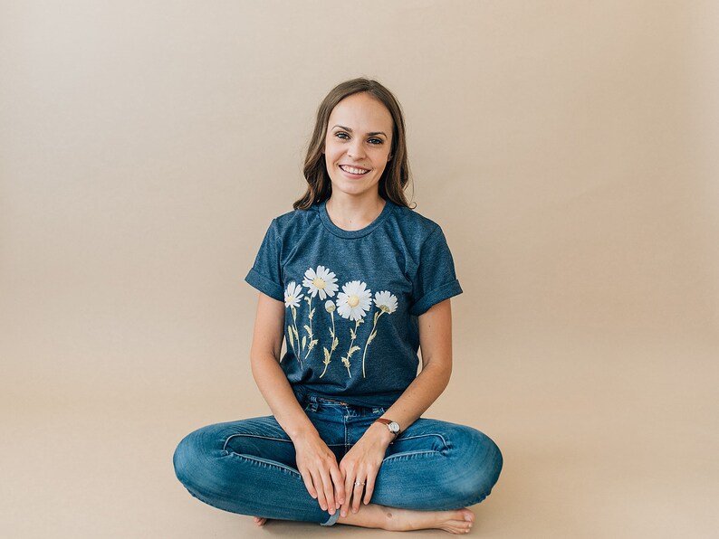 Simple Daisy Graphic Tee Simple Floral Graphic Tee Floral - Etsy