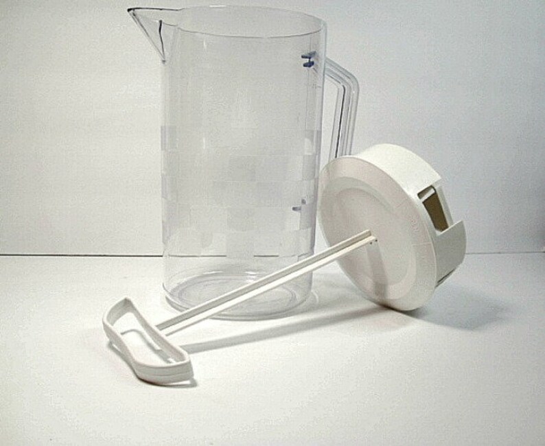 Retired Pampered Chef 2270 Quick Stir 2 Quart Pitcher, Checkered ...