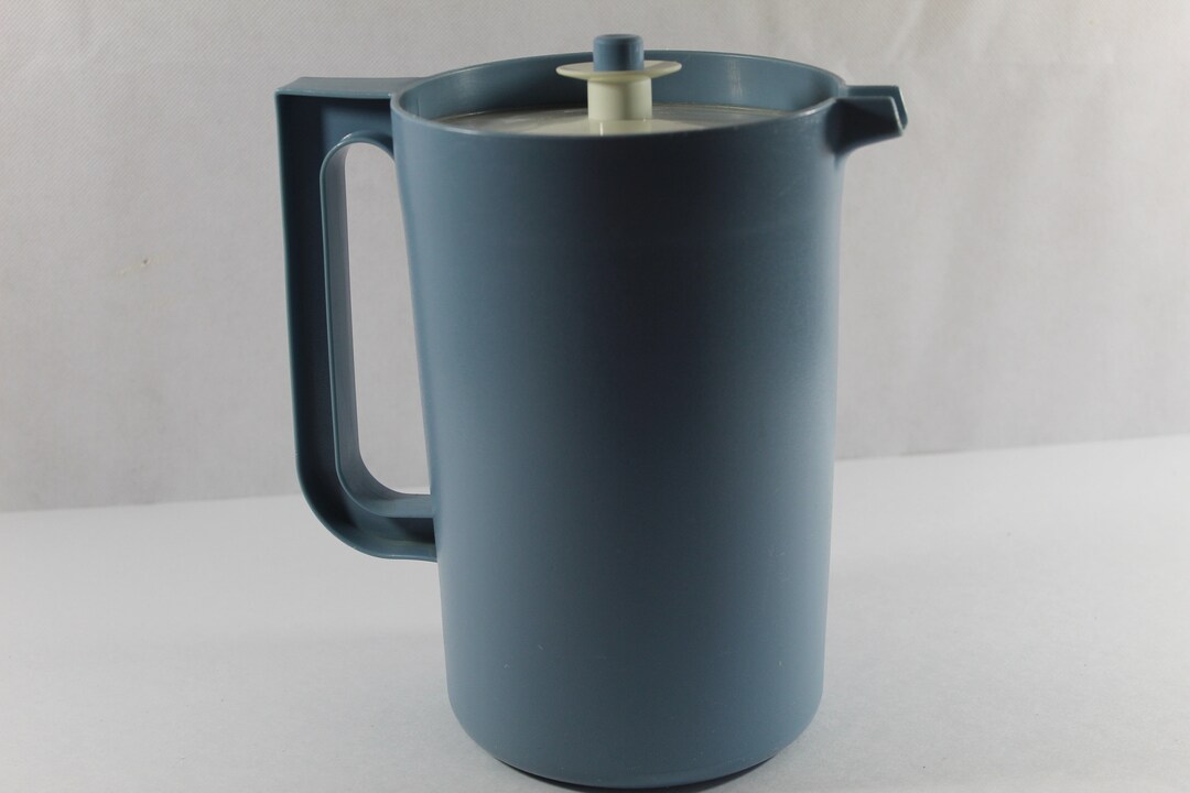 Vintage Tupperware Blue Pitcher 1676-6, 2 Quart Push Lid Pitcher, Cold ...