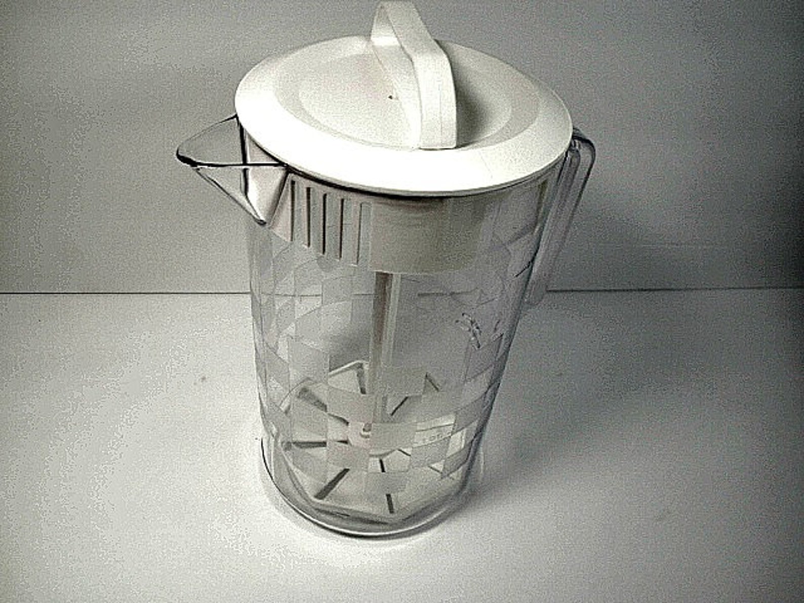 Retired Pampered Chef 2270 Quick Stir 2 Quart Pitcher, Checkered ...