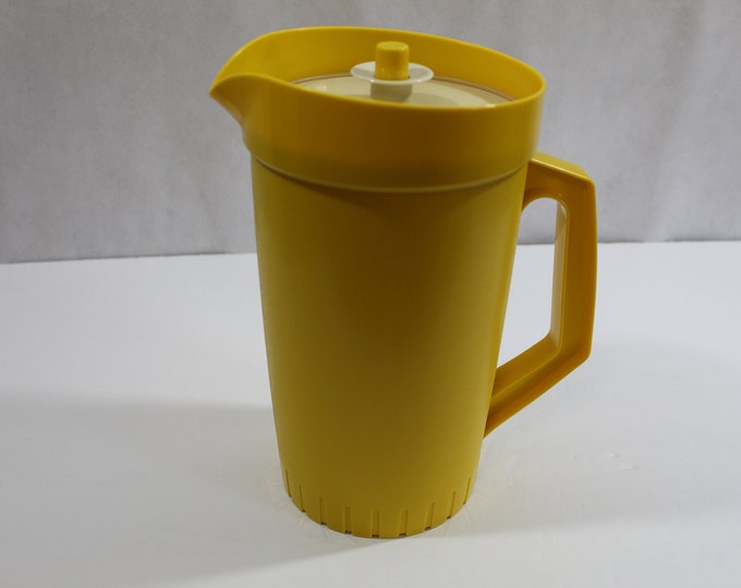 Vintage Tupperware Sunshine Yellow Pitcher 800-1, 2 Quart Push Lid ...