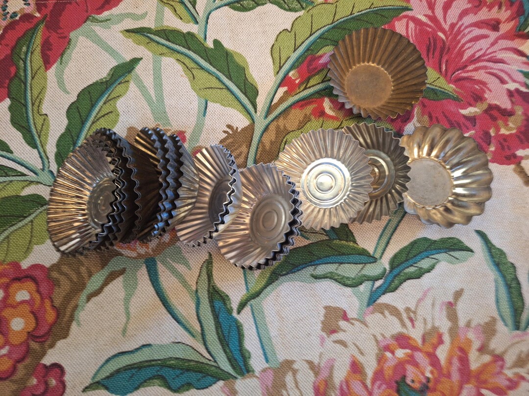 Vintage 23 Mini Pie Tins Miniature Diorama Crafts Mixed Assemblage ...