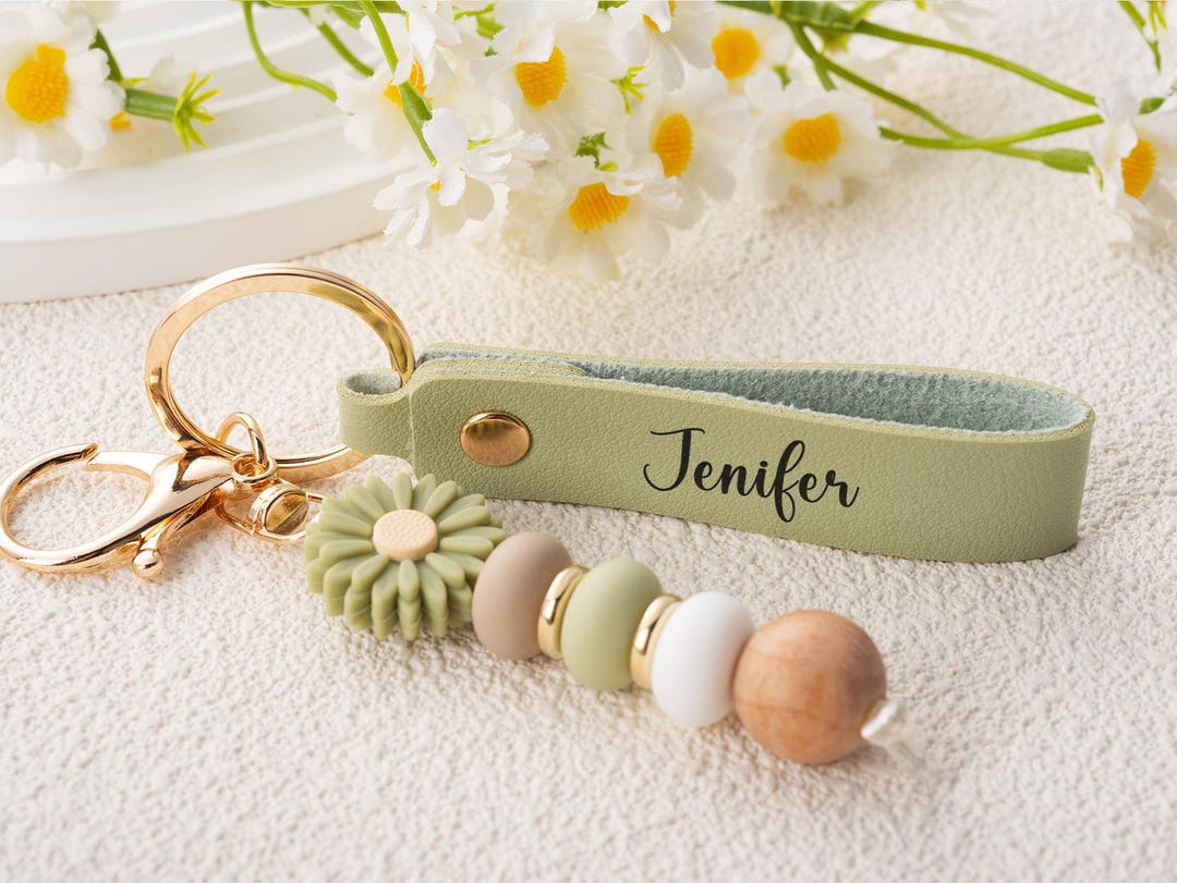Personalized Daisy Keychain, Beaded Bag Charm, Custom Engraved Name - Etsy
