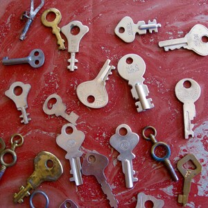 27 Vintage Interesting Small Metal Keys Ready to Be Repurposed Jewelry ...