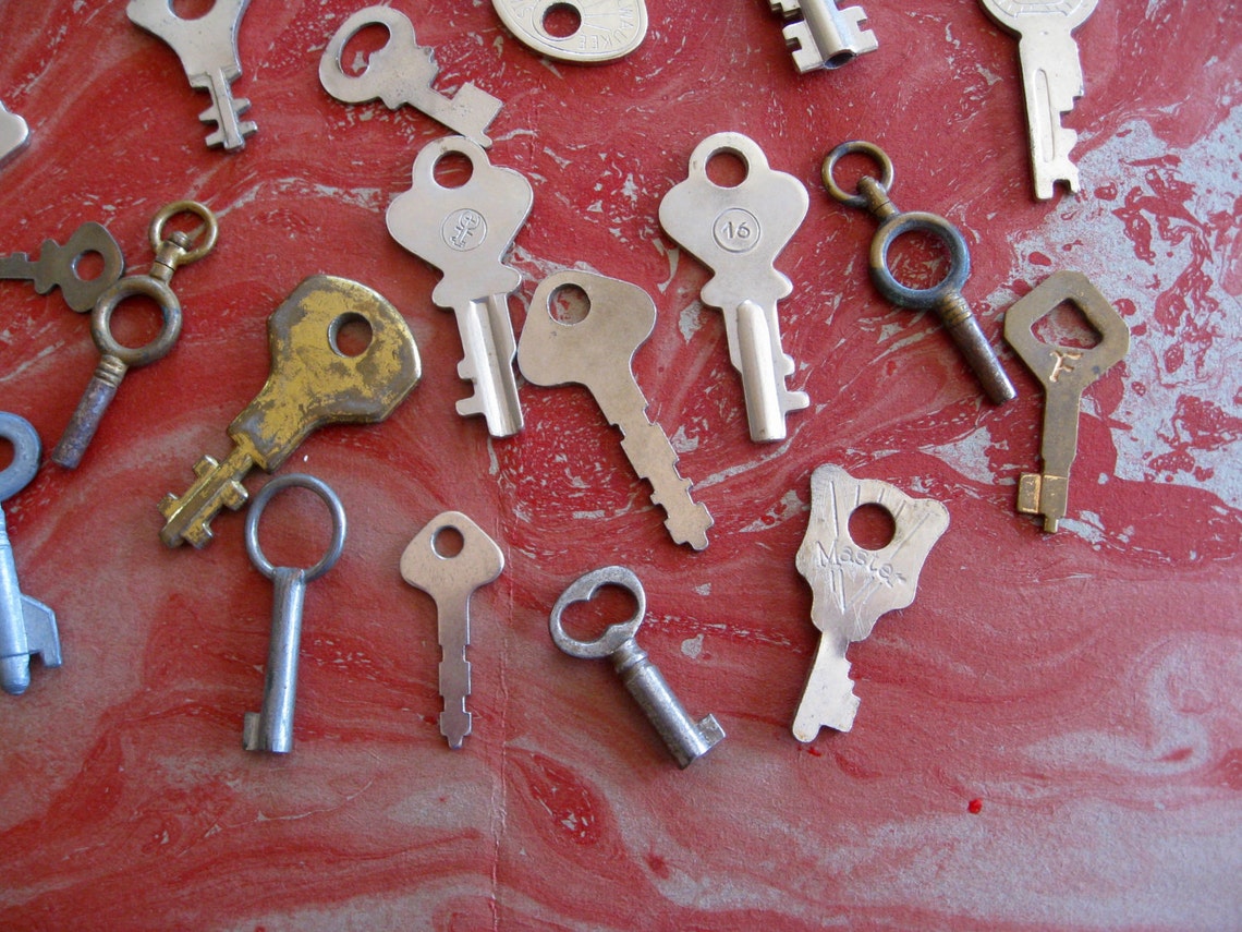 27 Vintage Interesting Small Metal Keys Ready to Be Repurposed | Etsy