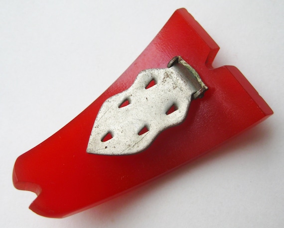 Vintage 40s Carved Cherry Red Art Deco Bakelite Fur D… - Gem