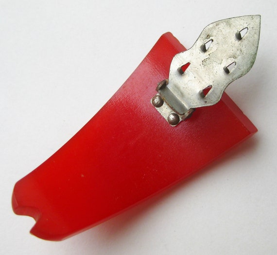 Vintage 40s Carved Cherry Red Art Deco Bakelite Fur D… - Gem