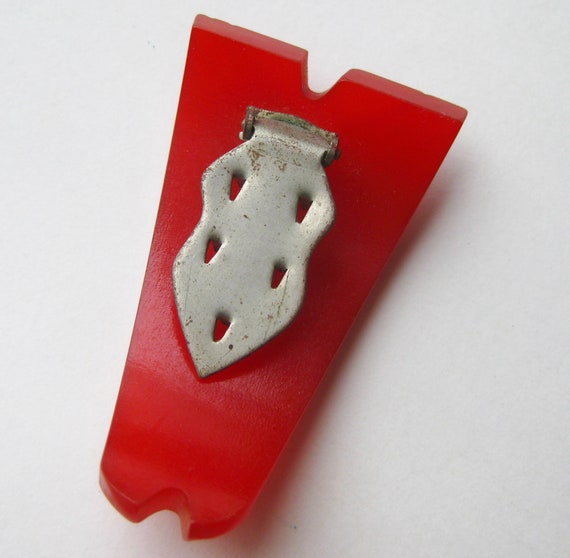 Vintage 40s Carved Cherry Red Art Deco Bakelite Fur D… - Gem