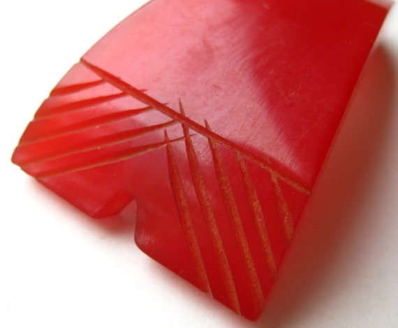 Vintage 40s Carved Cherry Red Art Deco Bakelite Fur D… - Gem