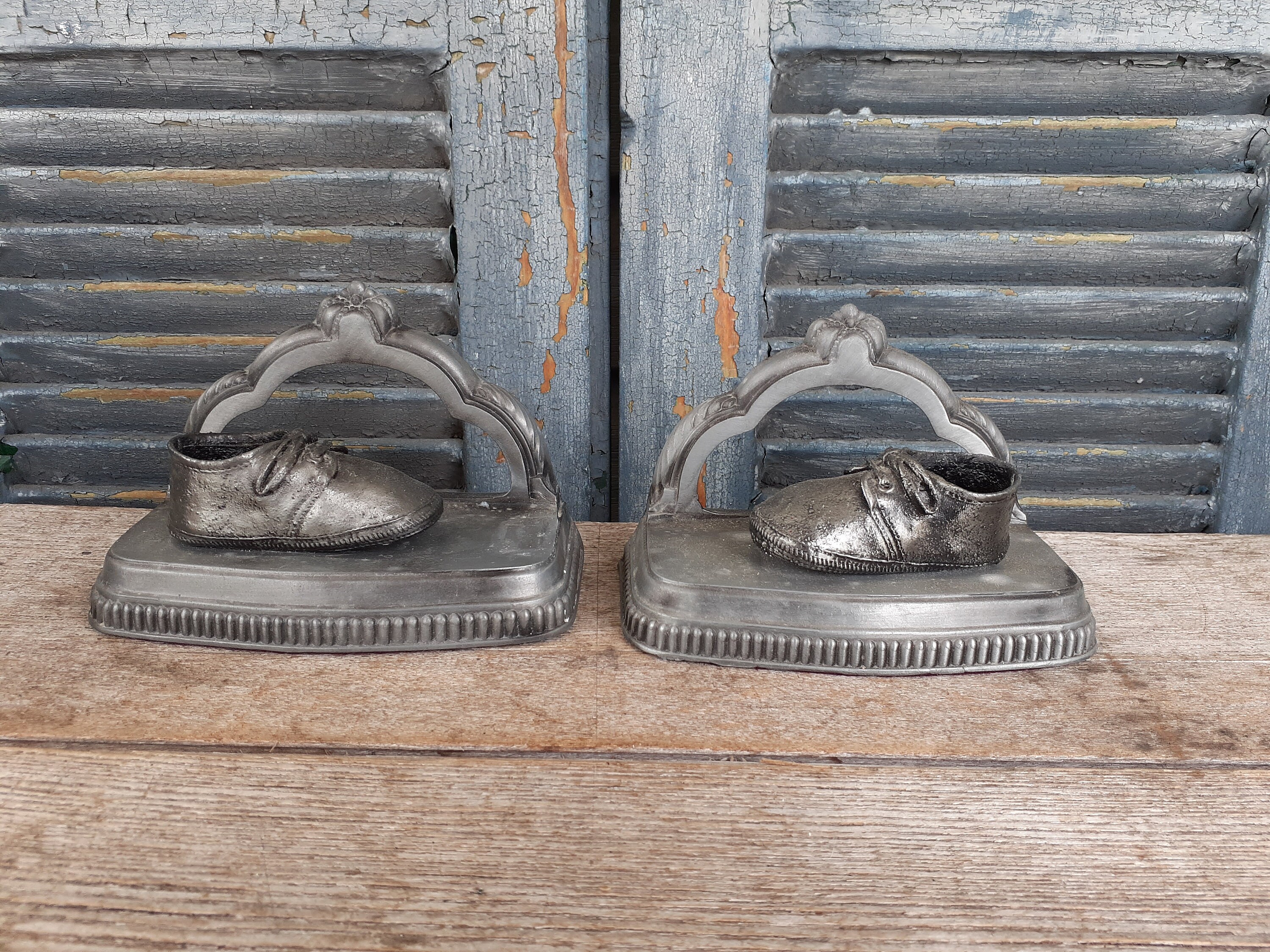 Antique baby shoe bookends ornate pewter - Etsy.de