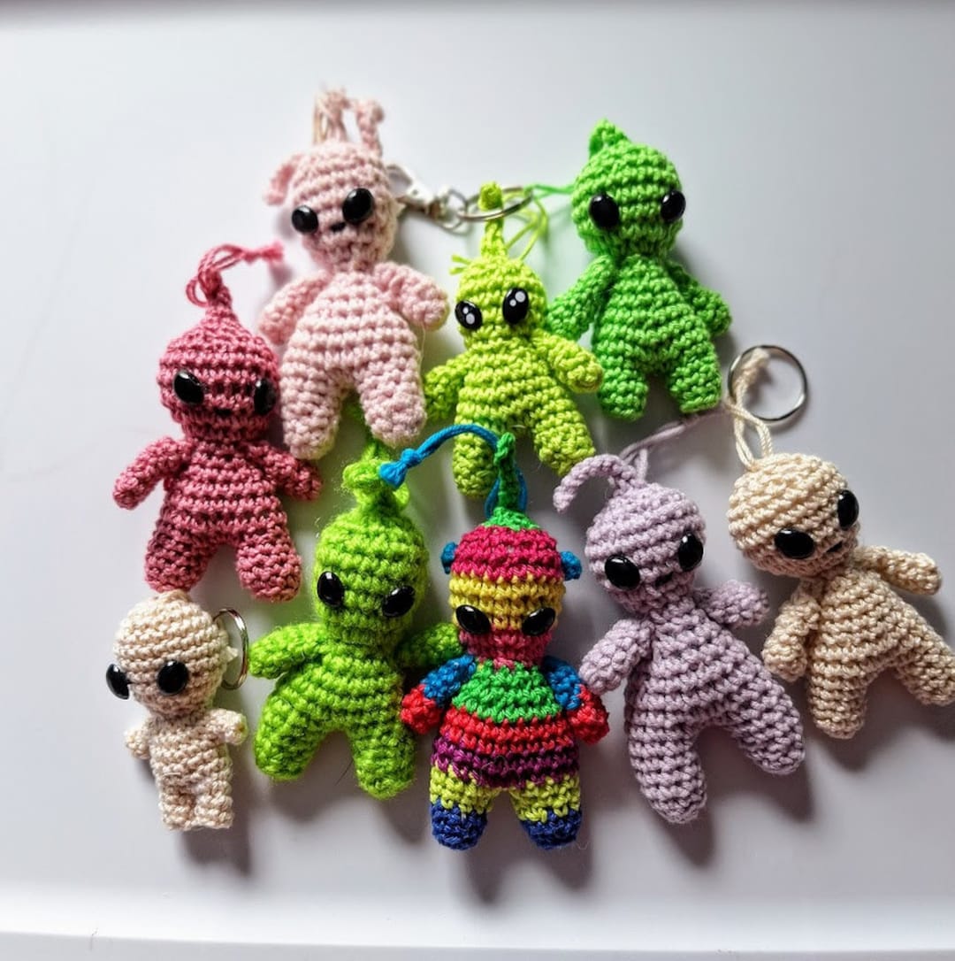 Alien ET. the Aliens Have Landed Crochet Amigurumi Alien Keychain ...
