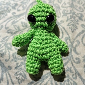 Alien ET. the Aliens Have Landed Crochet Amigurumi Alien Keychain ...
