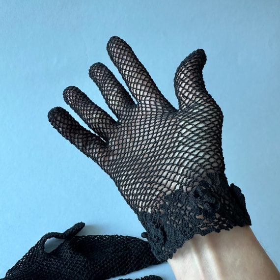 1950’s Black Crochet Gloves Fishnet Flowers Gothic St… - Gem