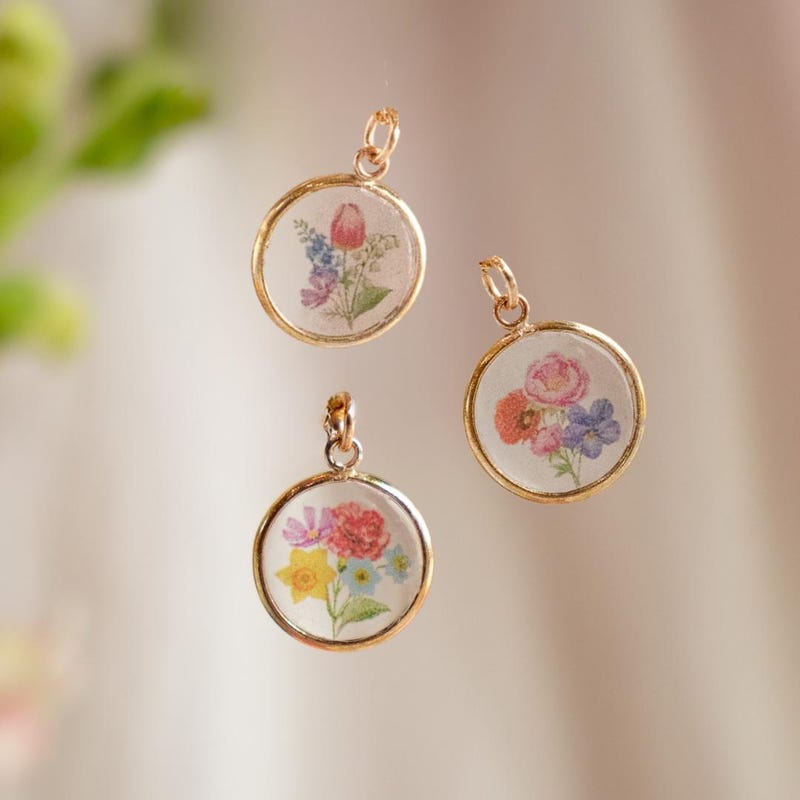 Custom Flower Resin Pendant - Etsy