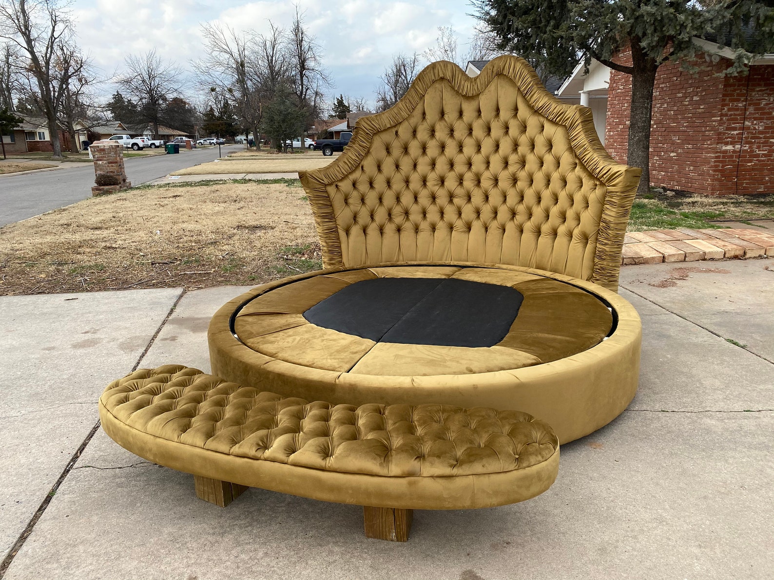 Round Bed Platform Frame Tufted Upholstered Bed Scallop Curvy French ...