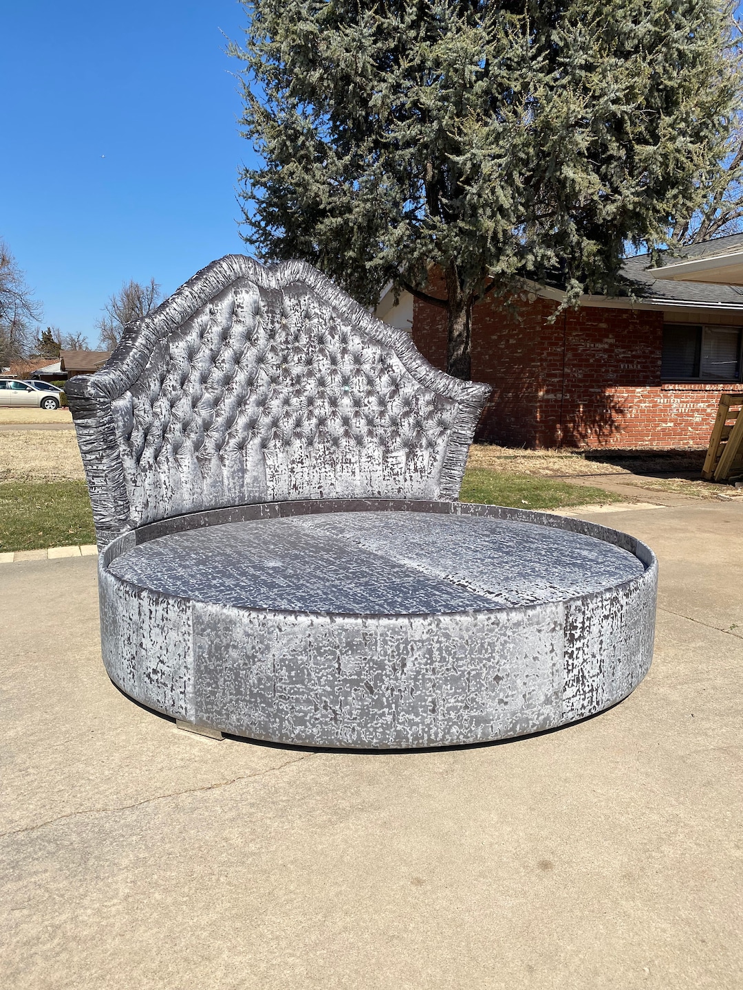 Round Bed Platform Frame Tufted Upholstered Bed Scallop Curvy French ...