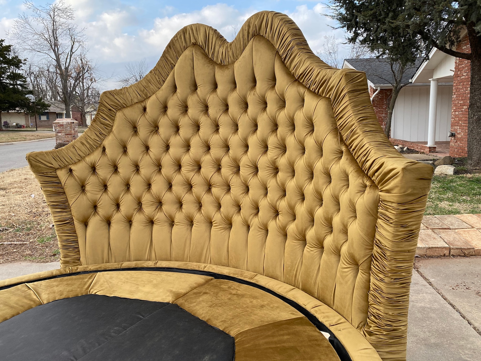 Round Bed Platform Frame Tufted Upholstered Bed Scallop Curvy French ...