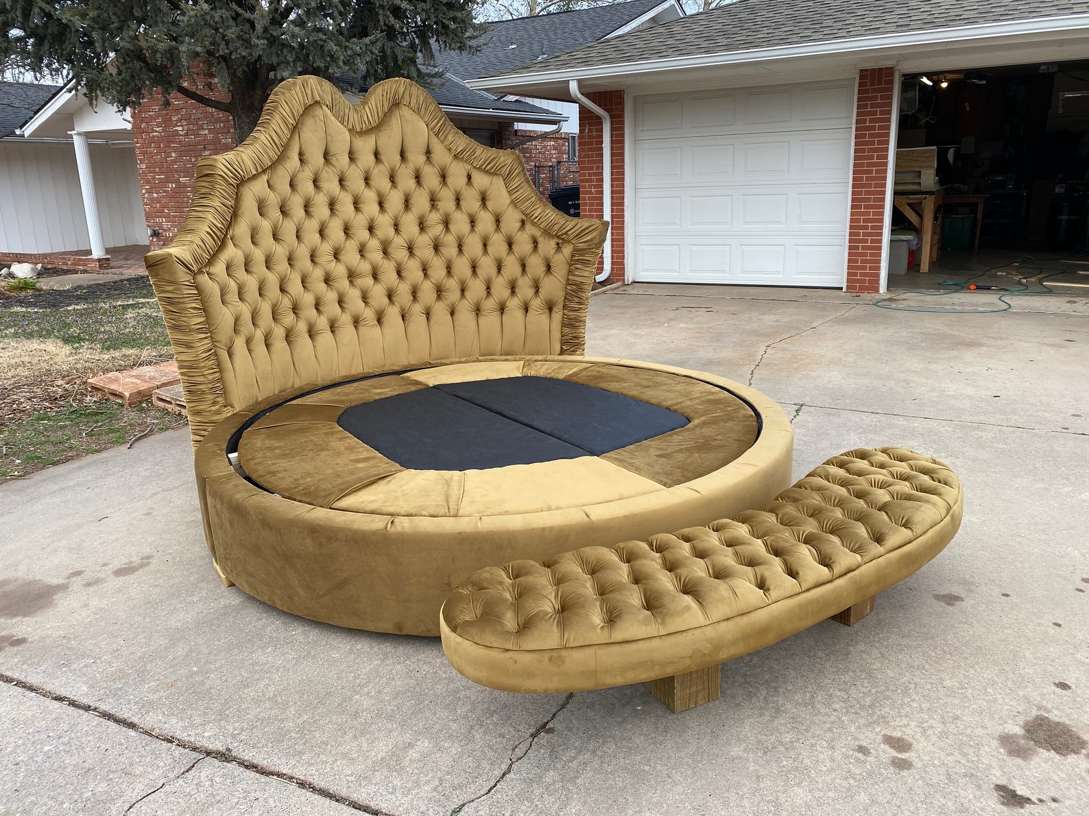 Round Bed Platform Frame Tufted Upholstered Bed Scallop Curvy French ...