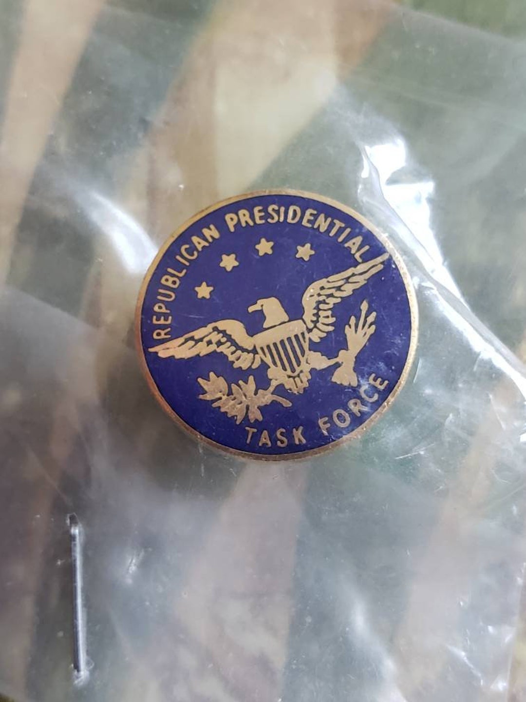 Vintage Gold Tone Metal et Blue 1980s Lapel Pin Badge Republican ...