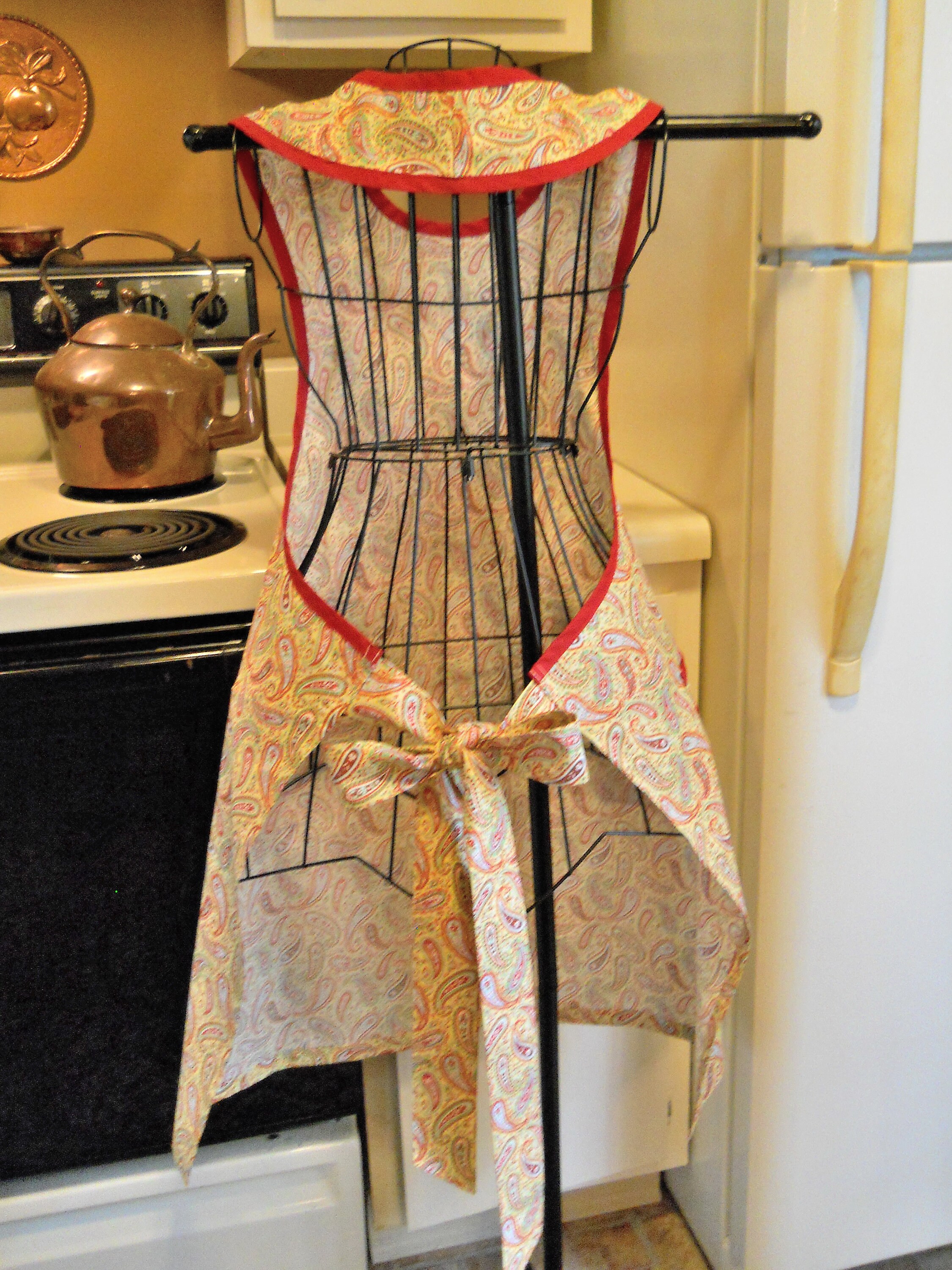 Grandma Vintage Style Full Apron in an Old Fashioned Paisley - Etsy