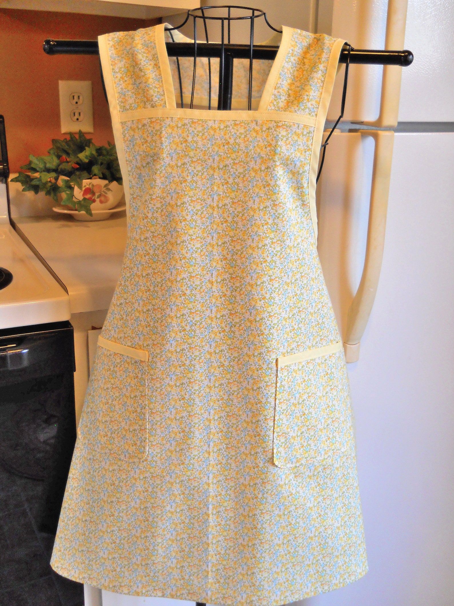 Old Fashioned Vintage Style Full Apron in Yellow Floral Sizes | Etsy