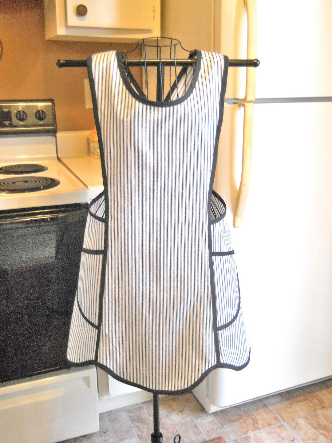 Old Fashioned Crossover No Tie Apron in Black and White Mattress ...