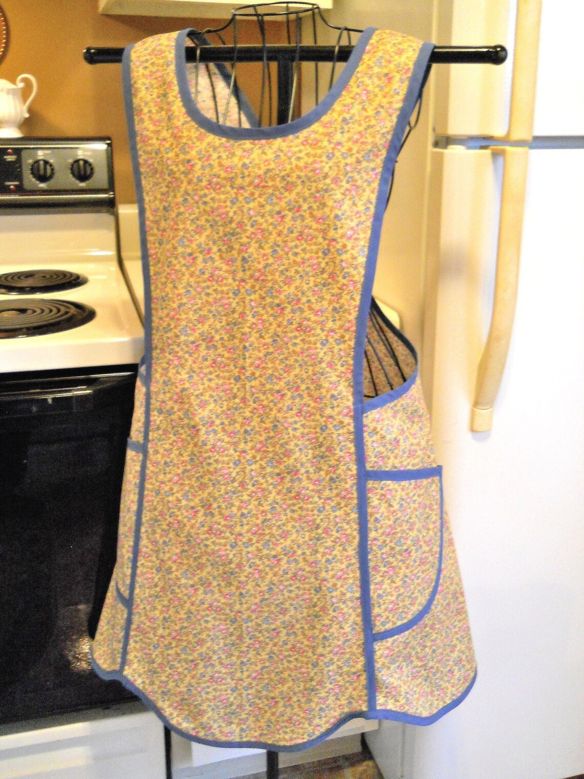 Vintage Style No Tie Crossover Apron in Yellow and Blue Floral Calico ...